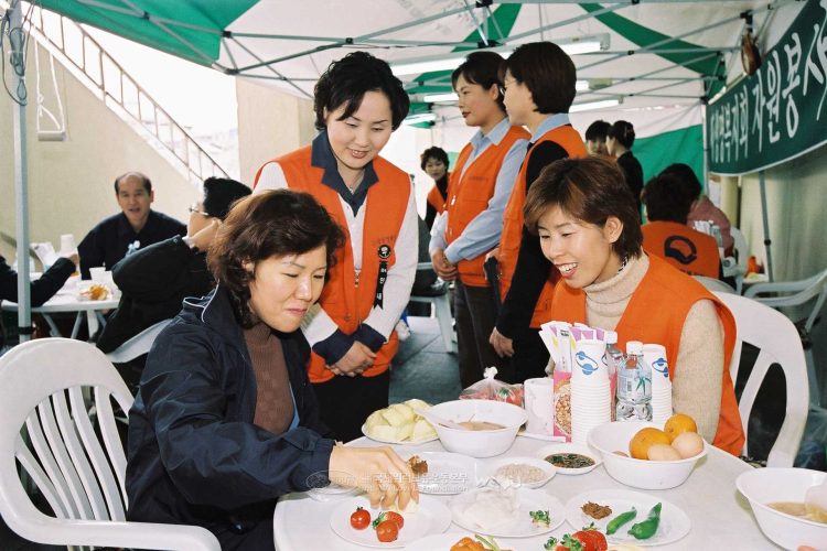 Volunteer service lasting for 20 days at the spot of Daegu subway ...